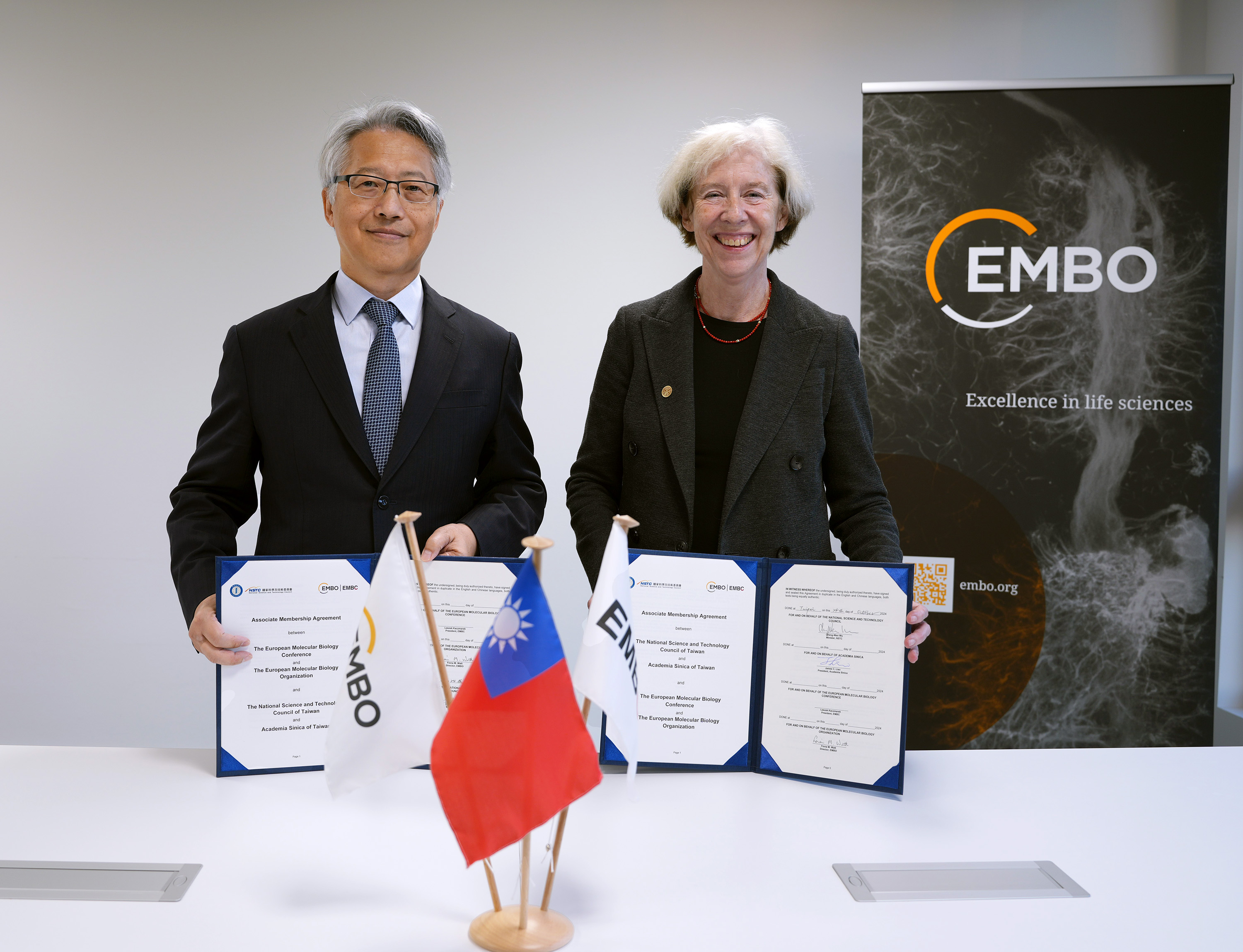 Academia Sinica-President Liao Signs EMBO Associate Membership Agreement
